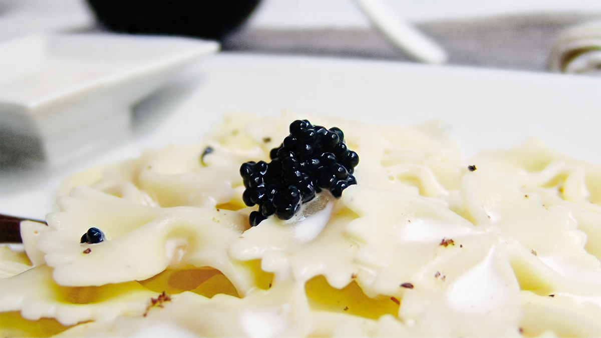 PASTA CON SALSA DE VODKA Y SPHERIKA PERLAS DE ARENQUE - Spherika