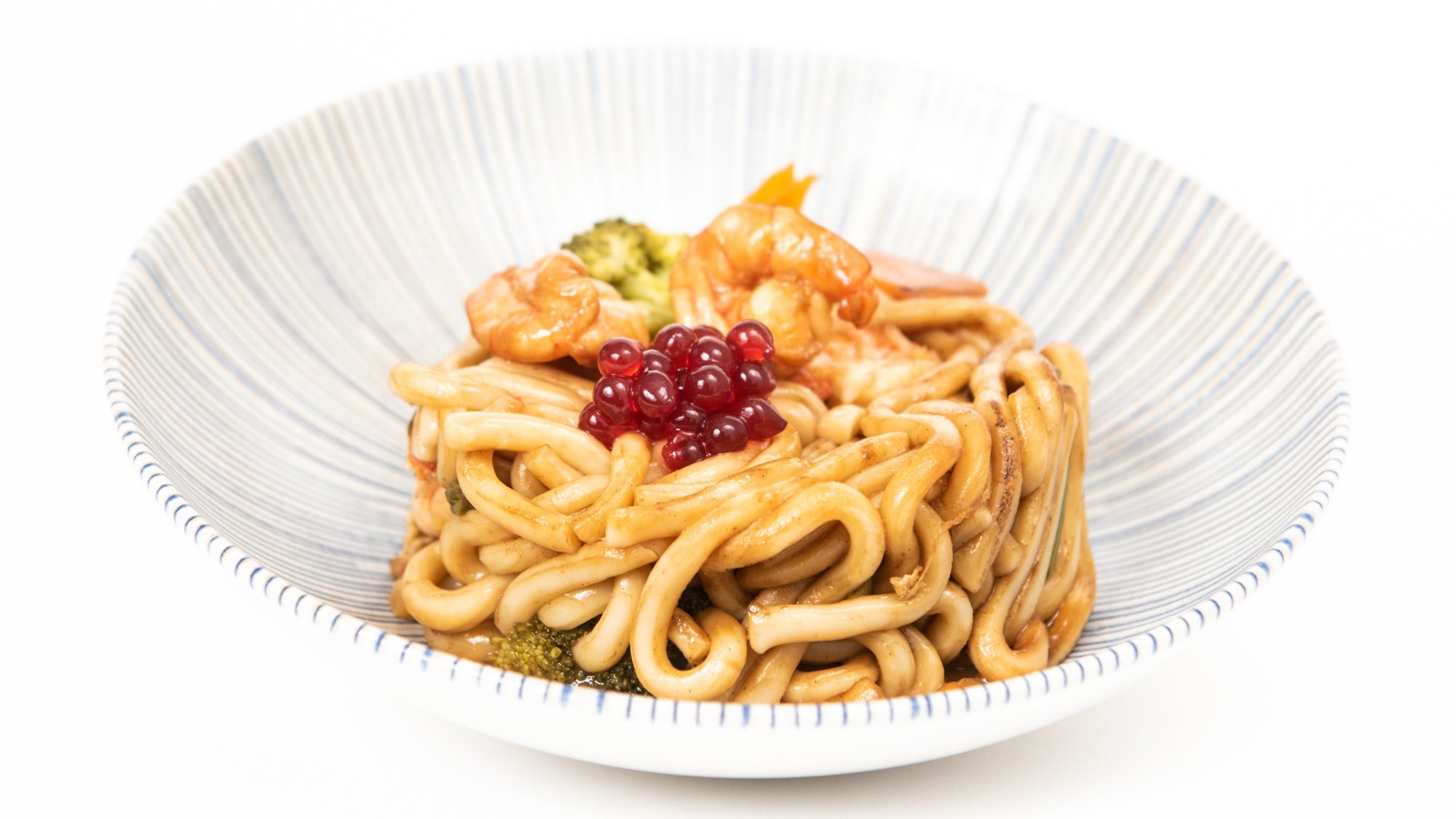 SAUTÉED UDON NOODLES WITH PRAWNS AND SPHERIKA STRAWBERRY PEARLS - Spherika